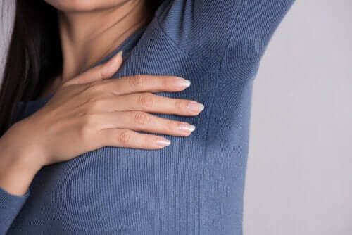 6 astuces pour enlever les taches de sueur sur les vêtements - Améliore ...